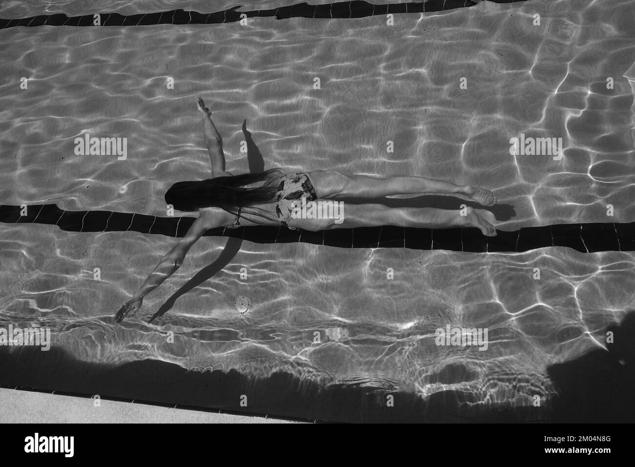 swimmer in pool black and white Stock Photo - Alamy