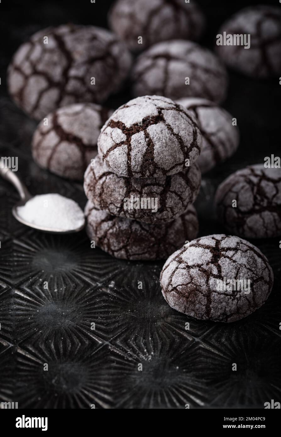 Chocolate crinkle cookies with cracked Stock Photo - Alamy