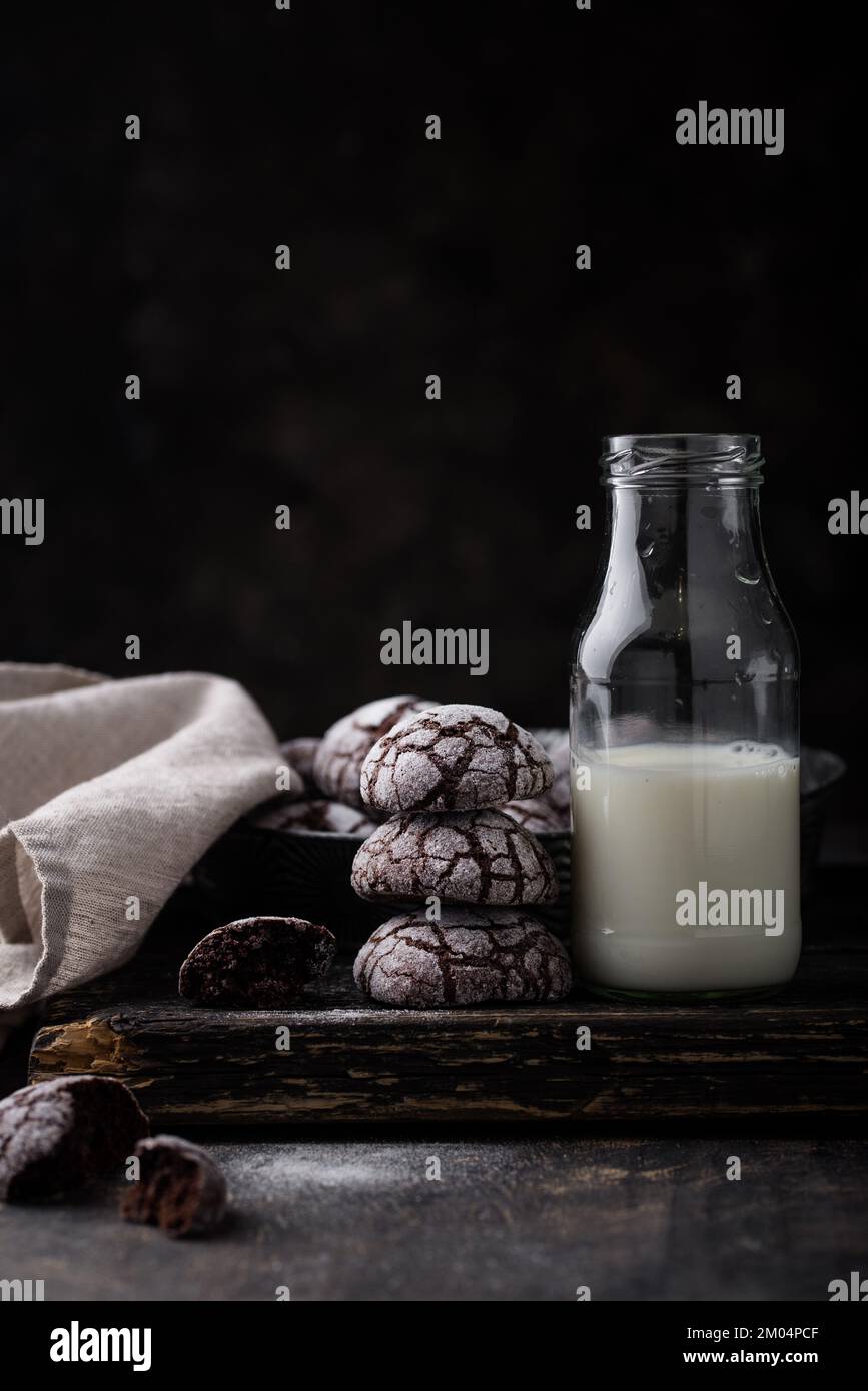 Chocolate crinkle cookies with cracked Stock Photo - Alamy