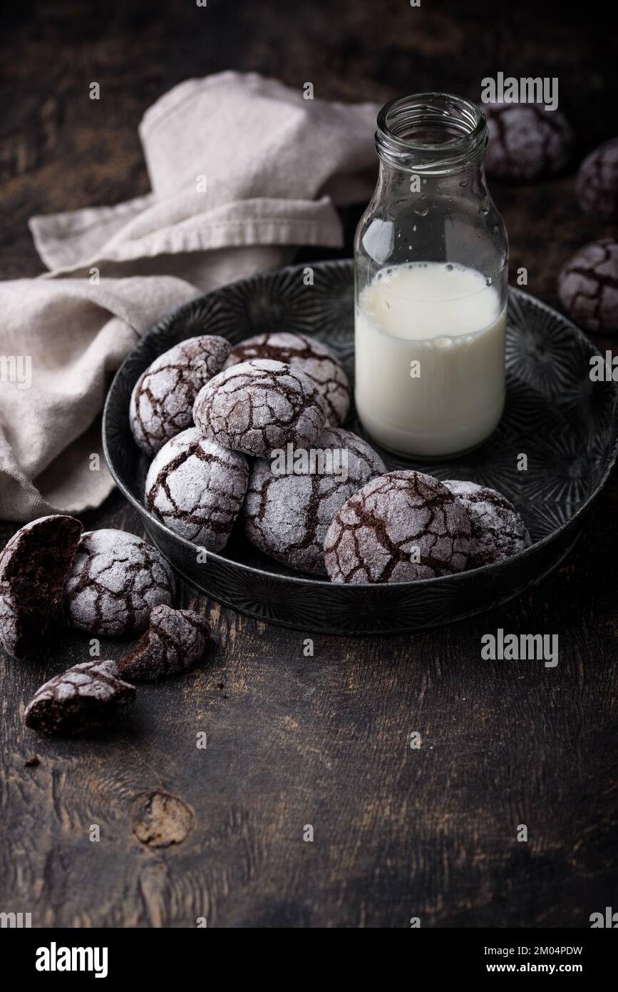 Chocolate crinkle cookies with cracked Stock Photo - Alamy