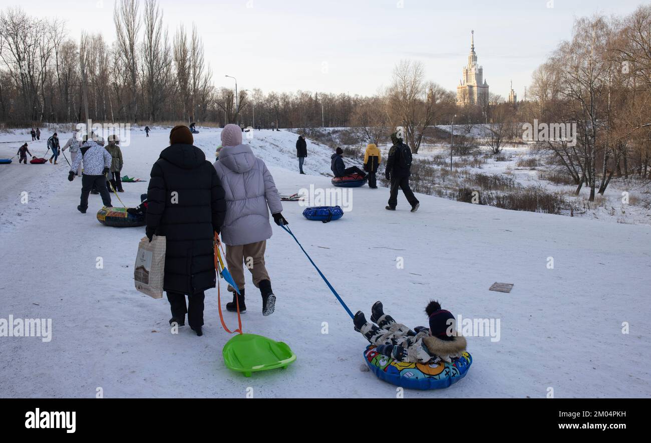 Moscow, Russia. 4 December, 2022. People walk and ride on the snow in ...