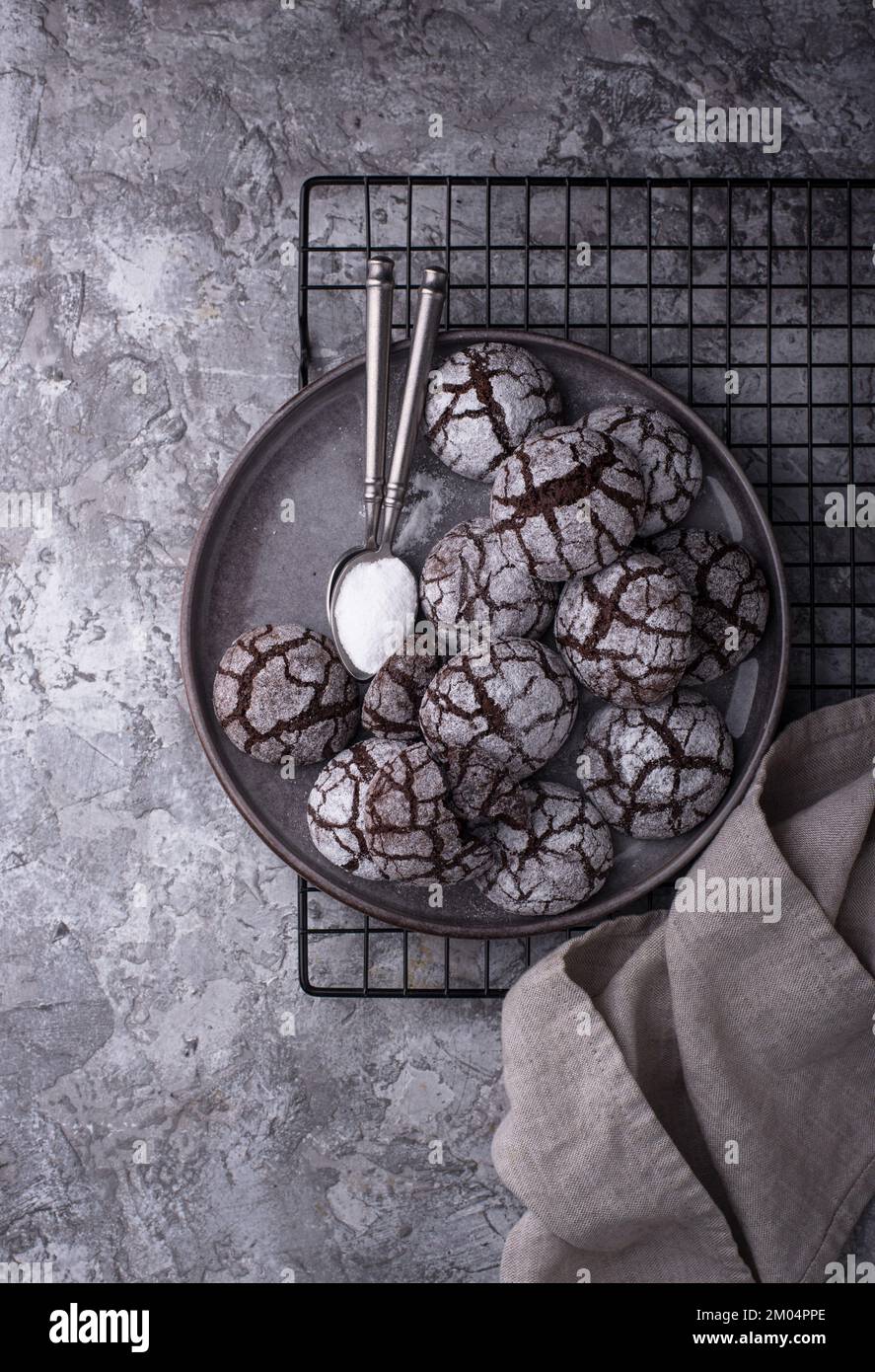 Chocolate crinkle cookies with cracked Stock Photo - Alamy