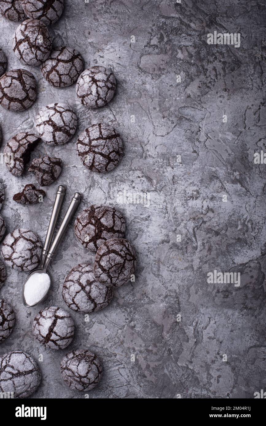Chocolate crinkle cookies with cracked Stock Photo - Alamy