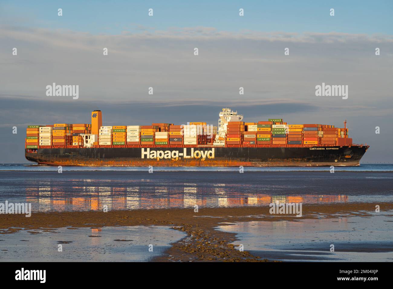 Hapag lloyd shipping containers hi-res stock photography and images - Alamy