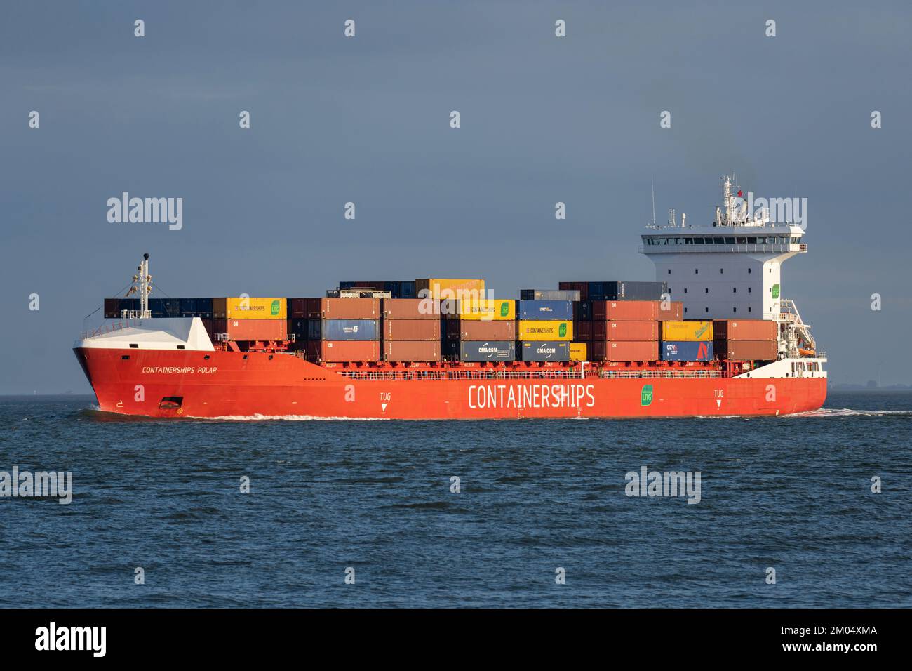 Shipping containerships hi-res stock photography and images - Alamy