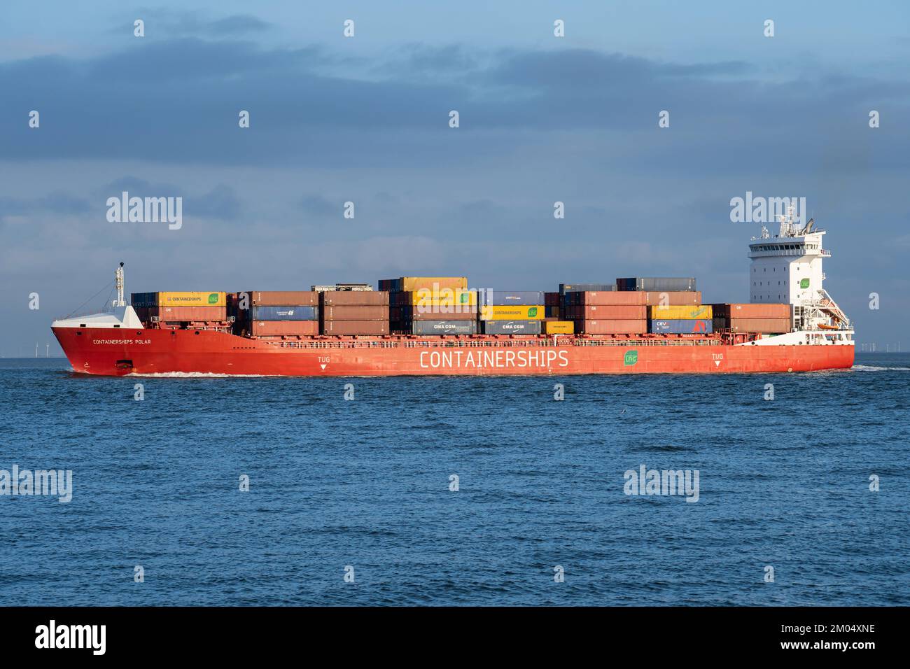 Shipping containerships hi-res stock photography and images - Alamy