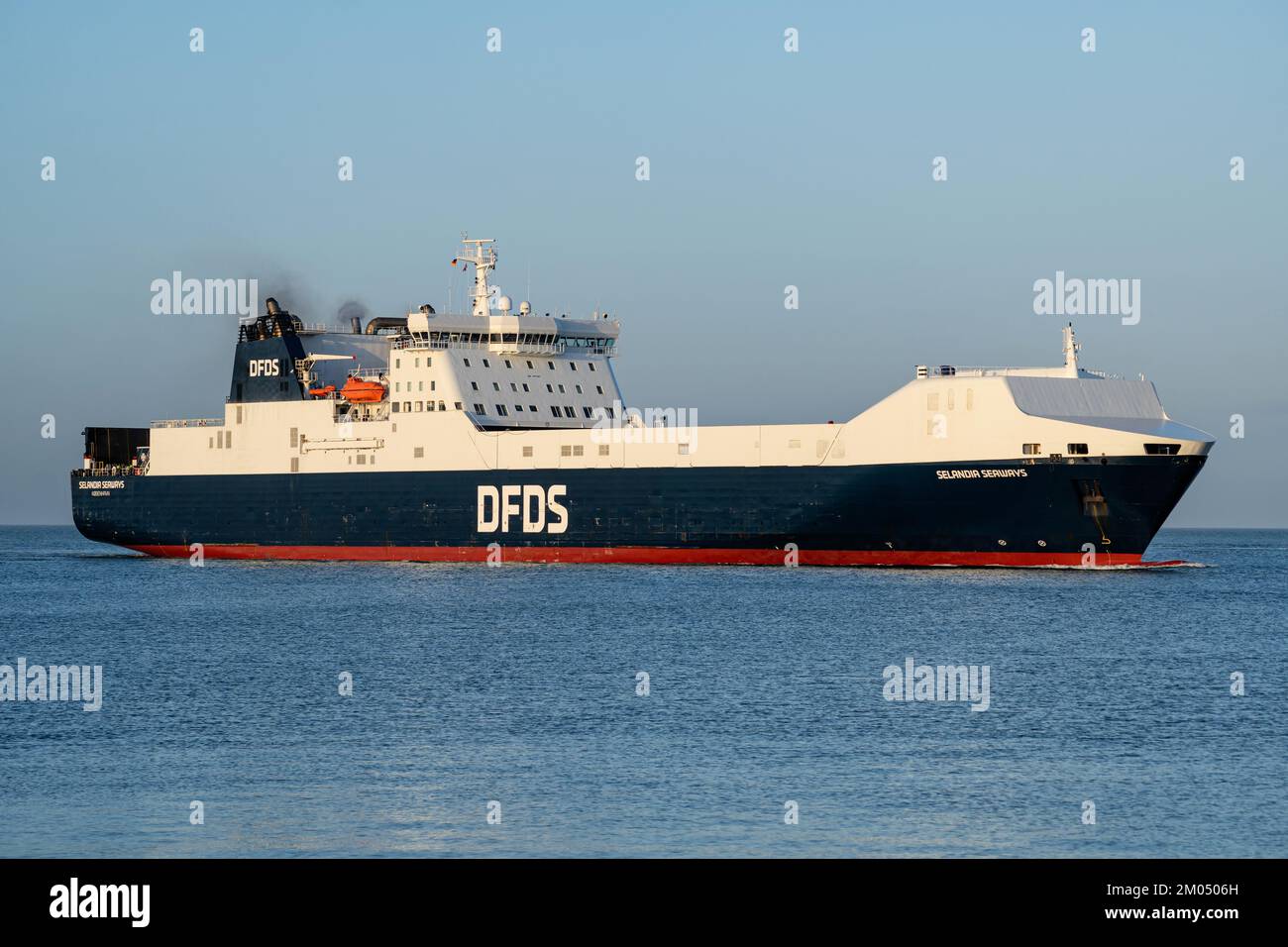 DFDS roro vessel SELANDIA SEAWAYS on the river Elbe Stock Photo - Alamy