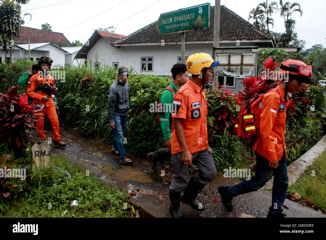 Lumajang, Indonesia. 4th Dec, 2022. Rescuers evacuate nearby villagers ...