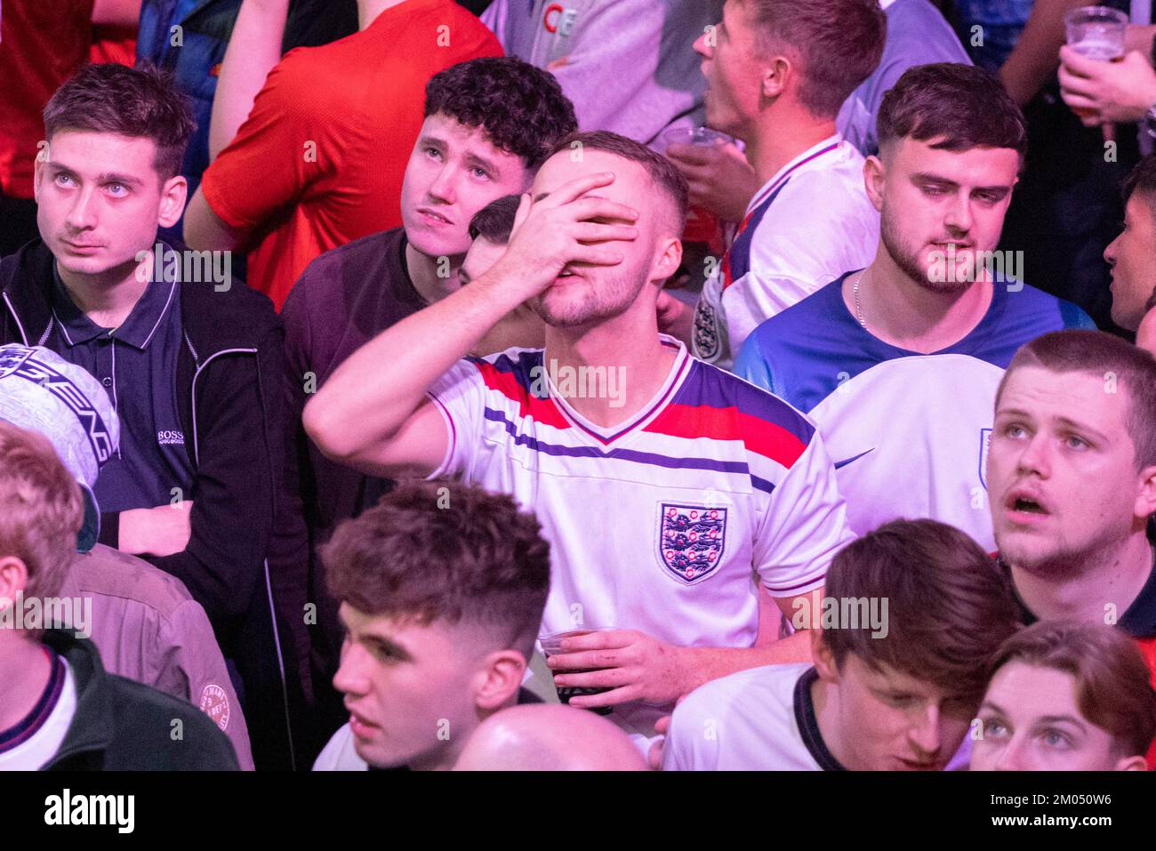 England football fans watch the World Cup match between England and USA ... England football fans watch the World Cup match between England and USA ...