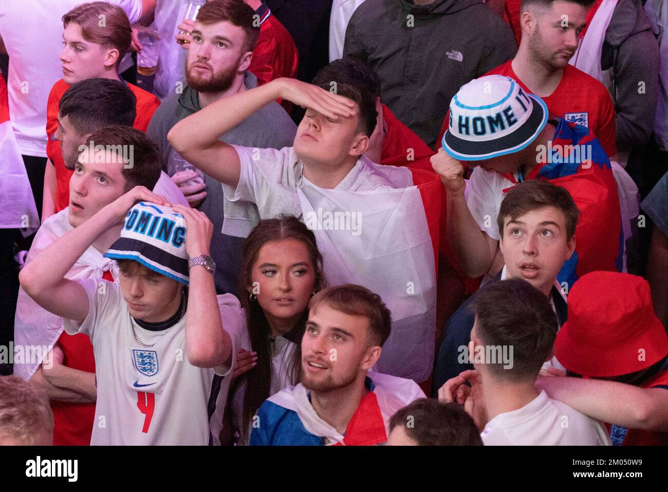 England football fans watch the World Cup match between England and USA ... England football fans watch the World Cup match between England and USA ...