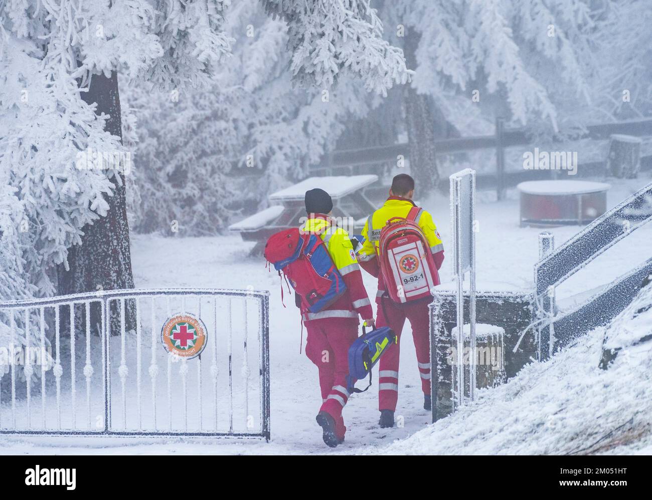 Schmitten, Germany. 04th Dec, 2022. Emergency personnel from the German ...