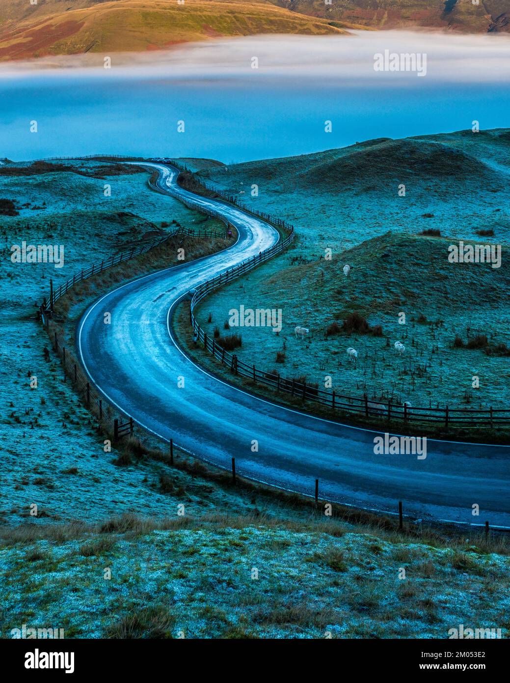 The Mam Nick road into Edale about to drop into valley fog, Peak ...