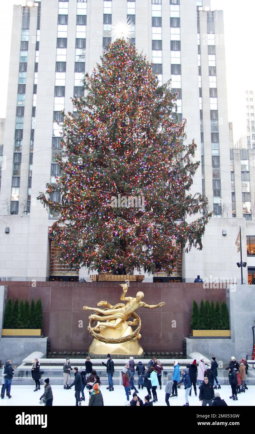 New York, NY, USA. 02nd Dec, 2022. The Rockefeller Center Christmas ...
