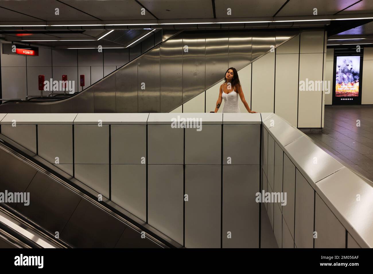 schöne Frau, Wien Frau, Wien schöne Frau, U Bahn, U Bahnstation ...
