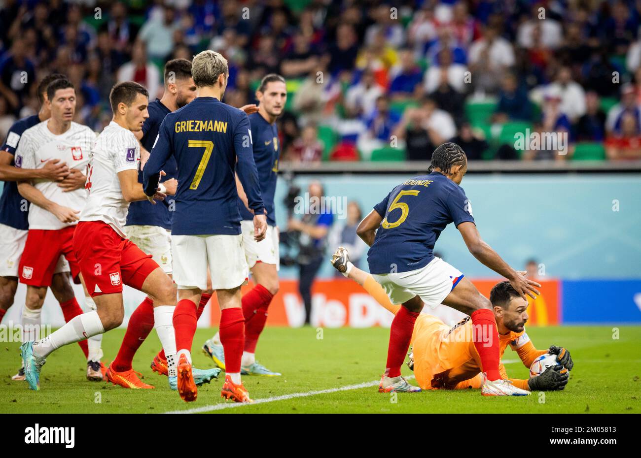 Doha, Qatar. 4th Dec, 2022. Torwart Hugo Lloris (FRA), Jules Kounde ...