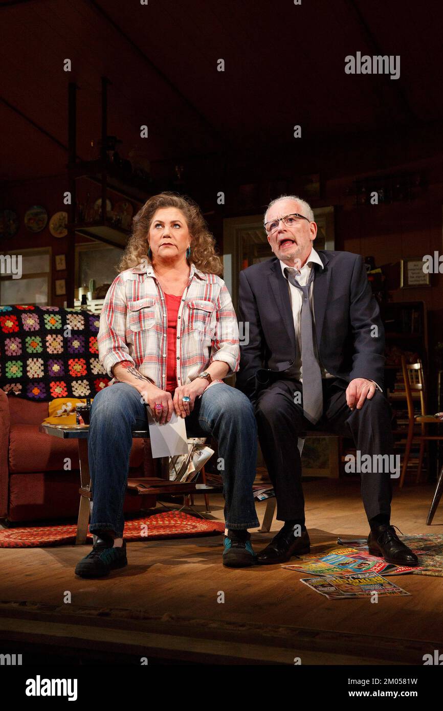 Kathleen Turner (Maude Gutman), Ian McDiarmid (Lionel Percy) in ...