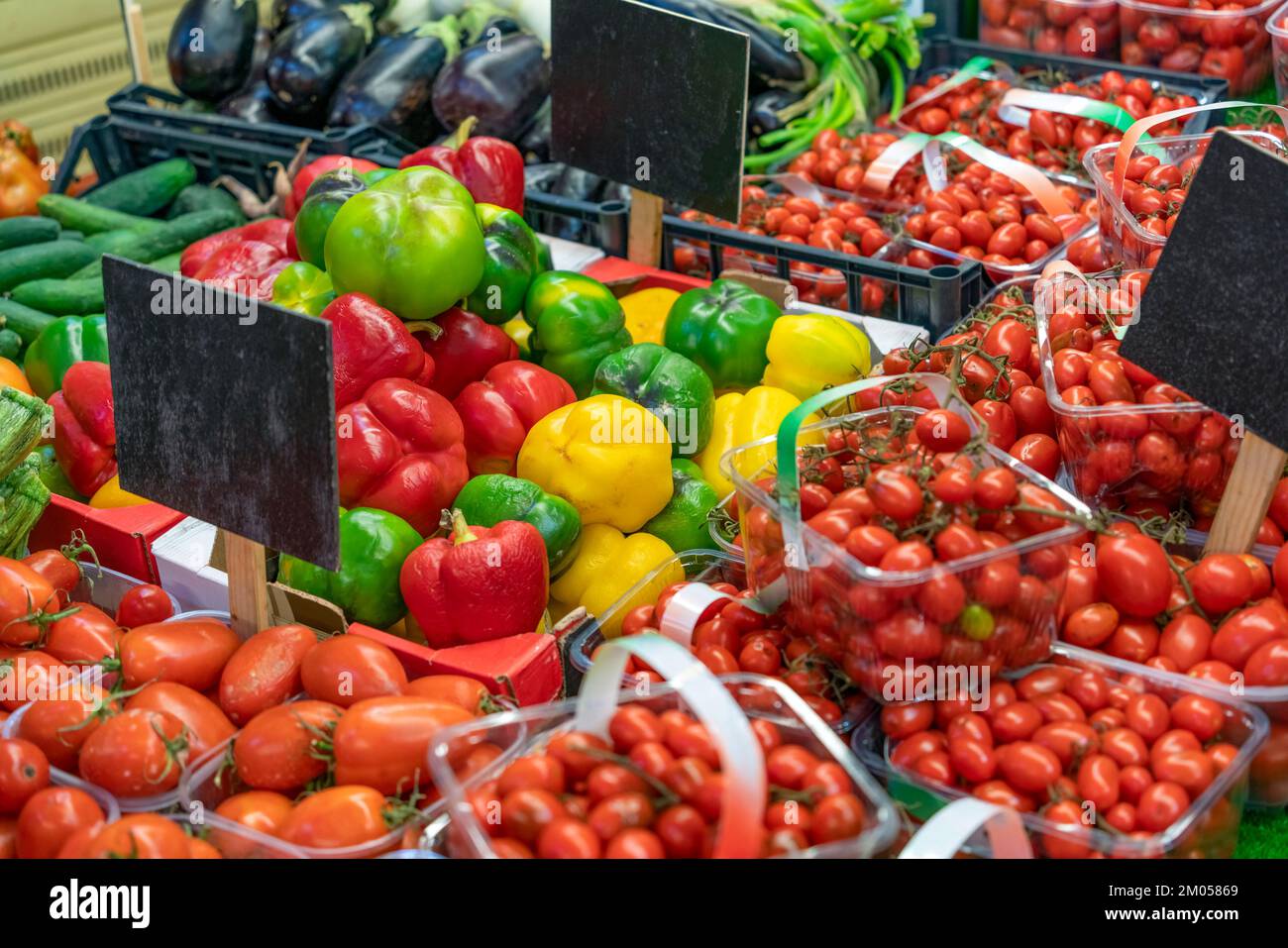 Vegetables in market bell pepper hi-res stock photography and images ...