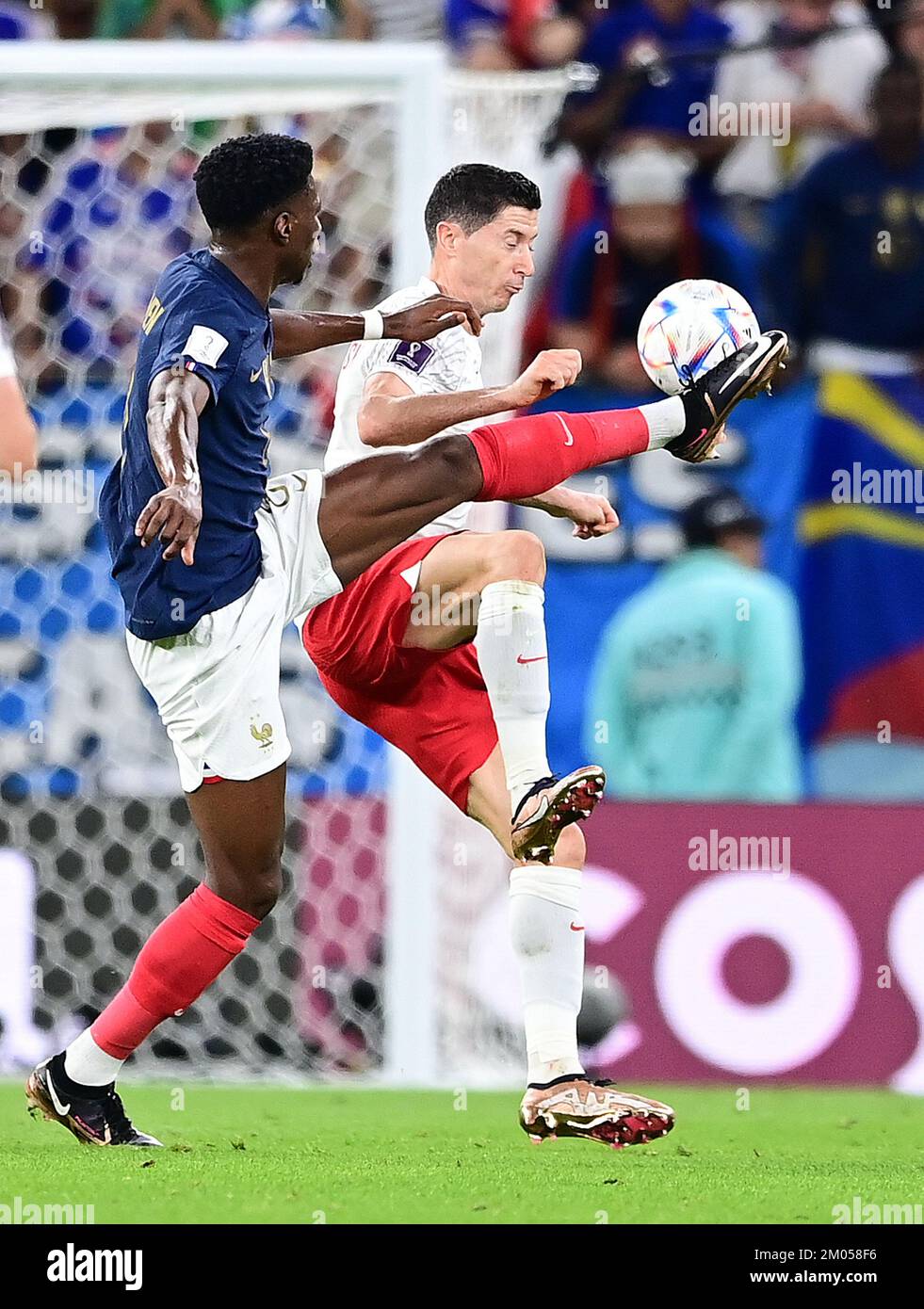 v.l. Aurelien Tchouameni, Robert Lewandowski (Polen) Doha, 04.12.2022 ...