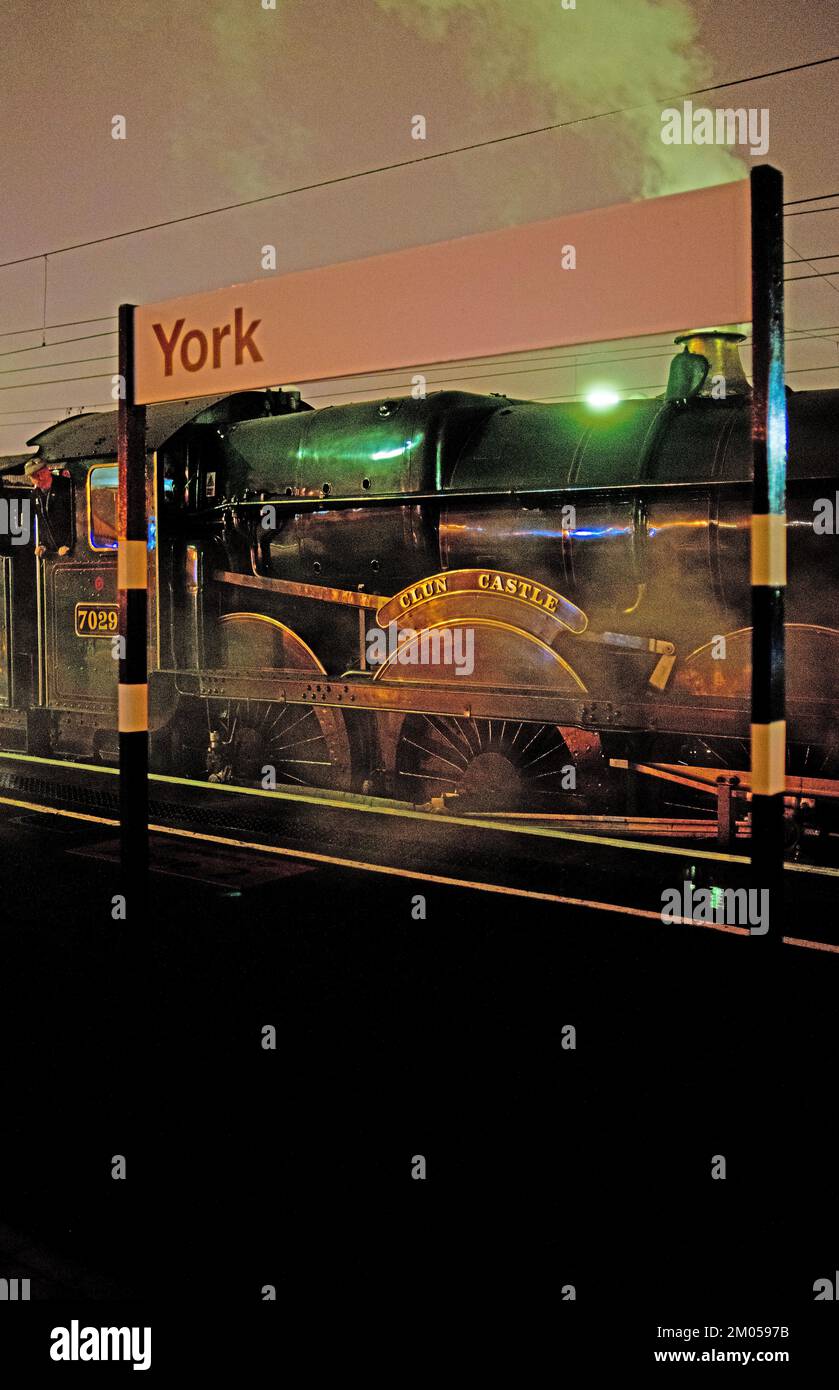 Castle Class Steam Locomotive No 7029 Clun Castle waiting to Depart to ...