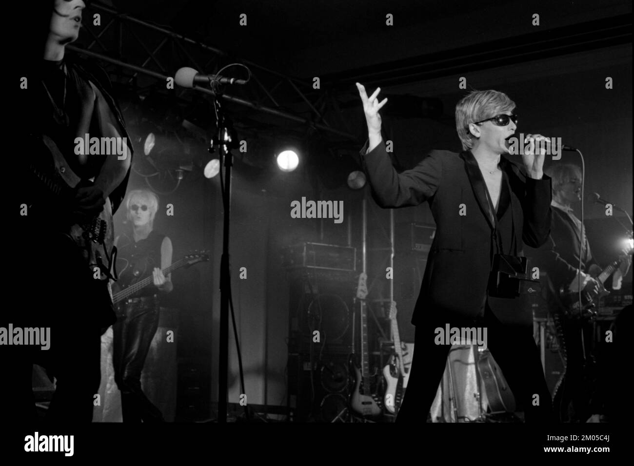 Jad Wio live in concert - Alice Botté (guitar), Le Baron (bass), Denis ...