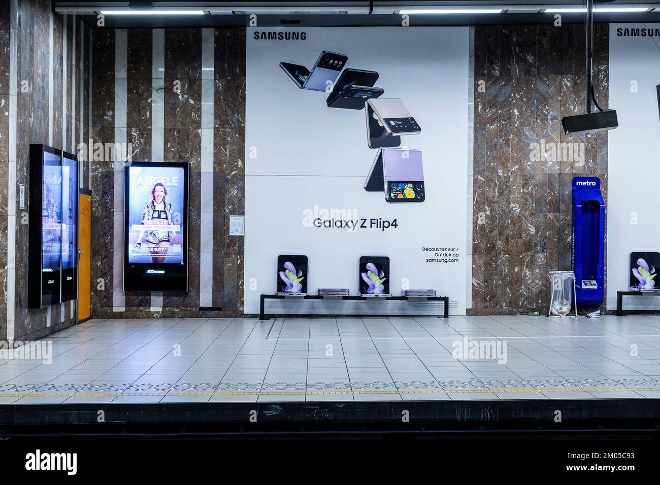 Advertising on the metro platform - seats are transformed in ...