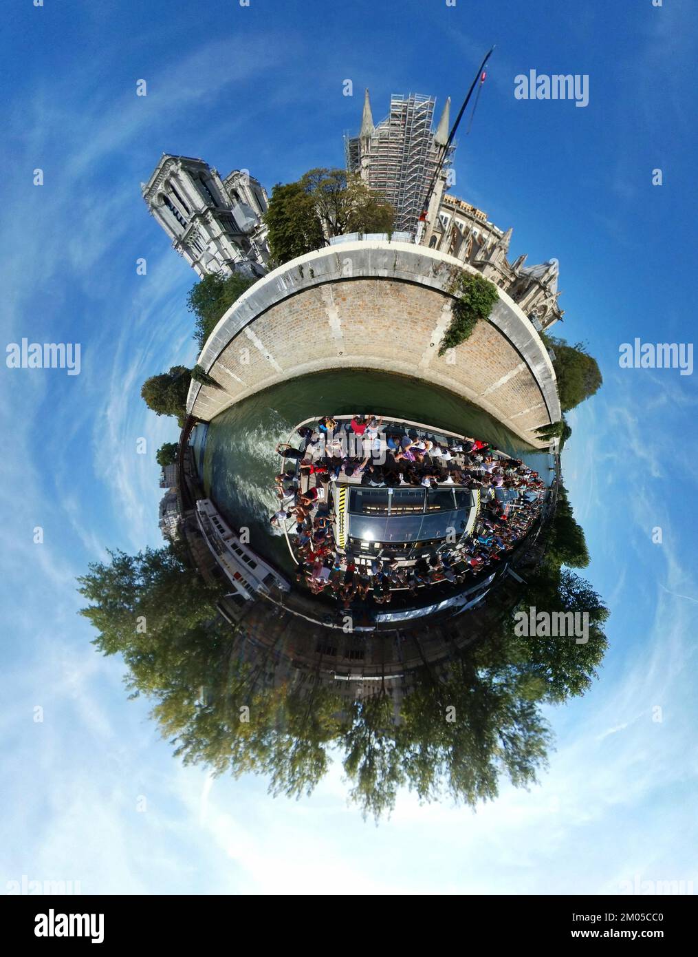 full circle-Panorama: Bootsfahrt auf Seine, Notre Dame, Paris ...
