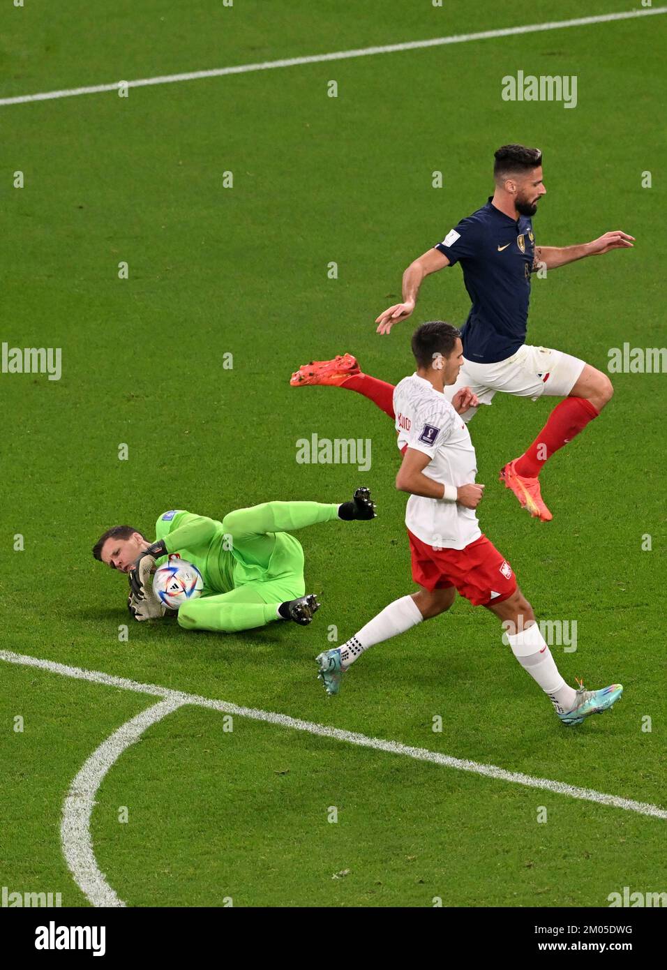 Doha, Qatar. 4th Dec, 2022. Wojciech Szczesny (L), goalkeeper of Poland ...