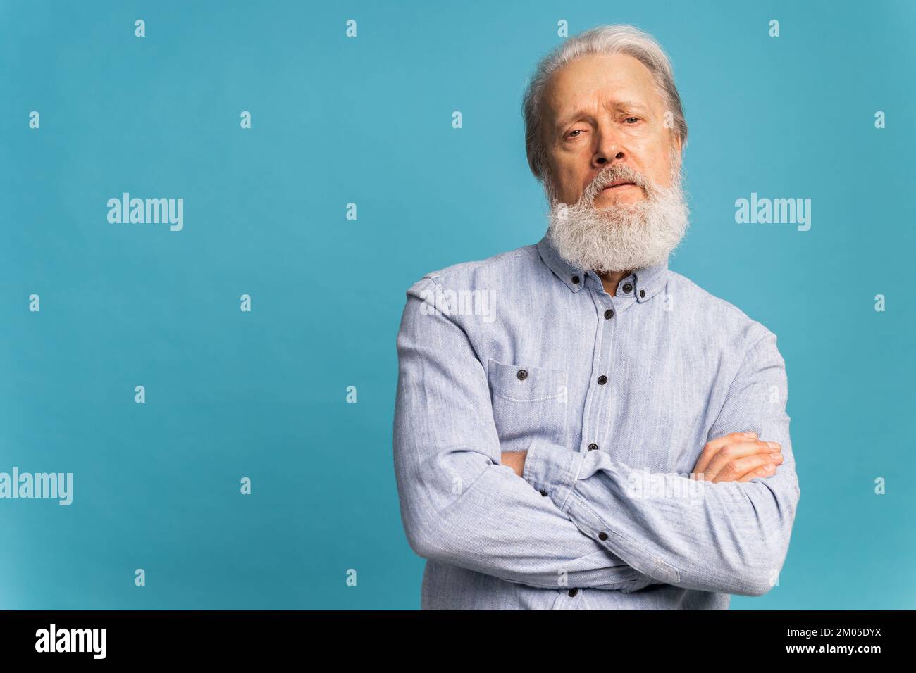 Portrait angry old man white bearded pensioner unhappy mad crazy ...