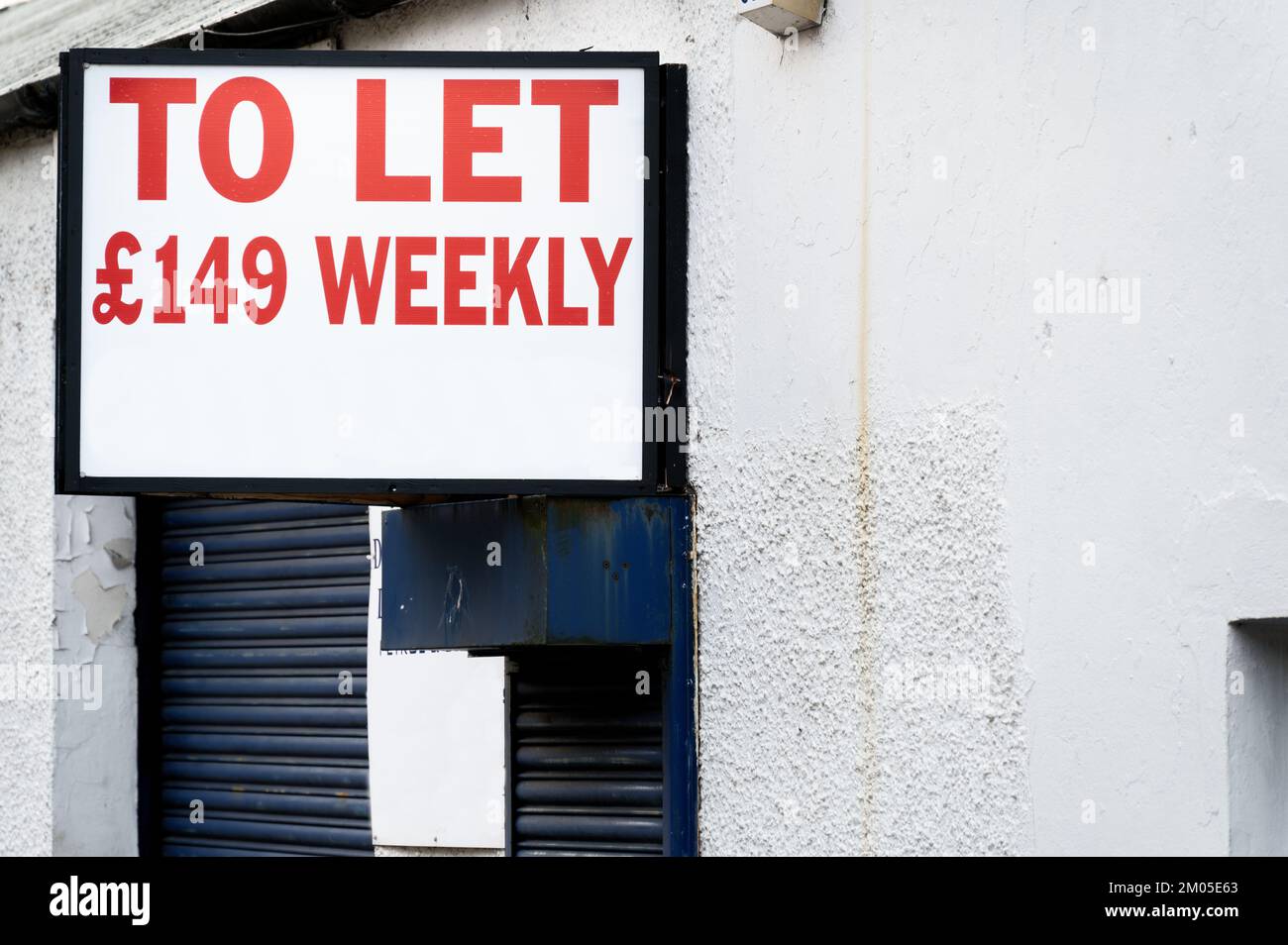 Shop to let sign due to closed business Stock Photo - Alamy