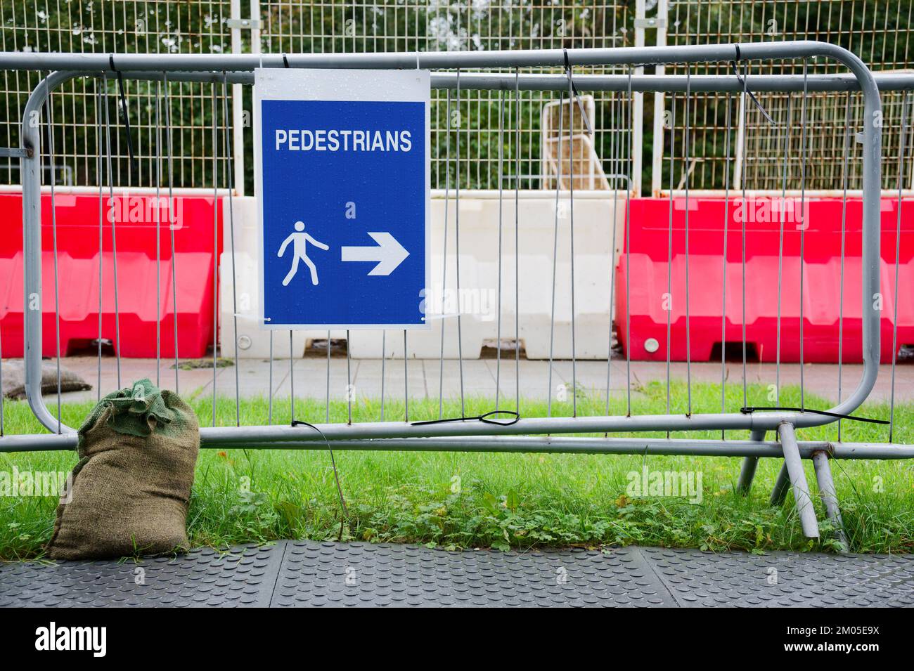 Pedestrian walkway sign hi-res stock photography and images - Alamy