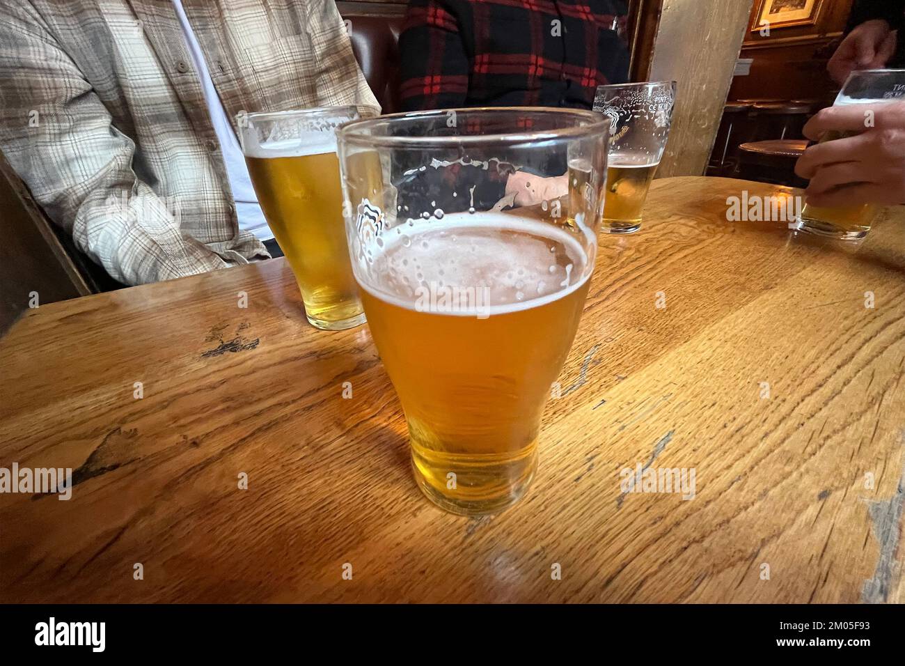Drinking beers in a London pub. December 2022 Stock Photo - Alamy