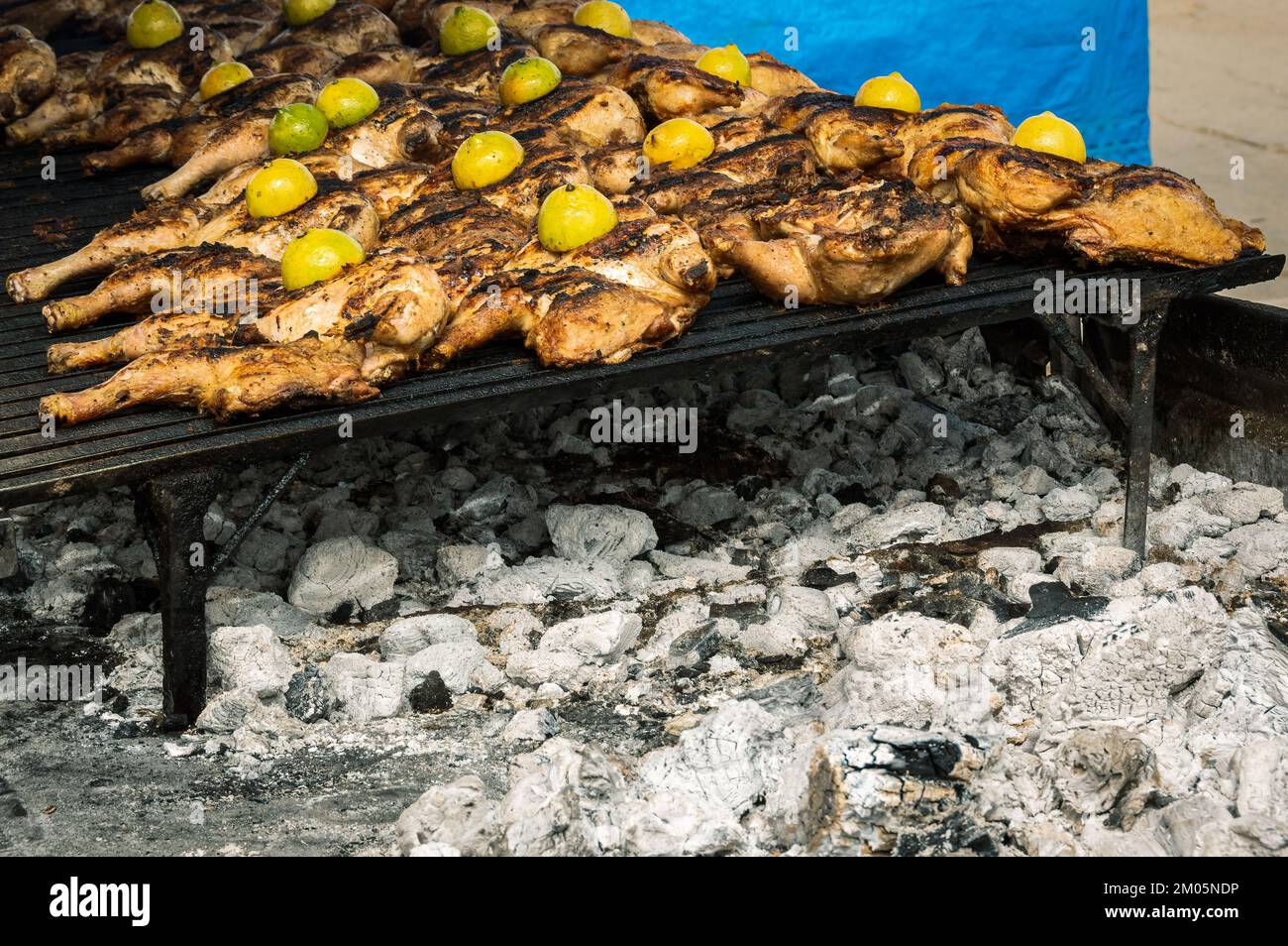 Grilling charcoal chicken hi-res stock photography and images - Alamy