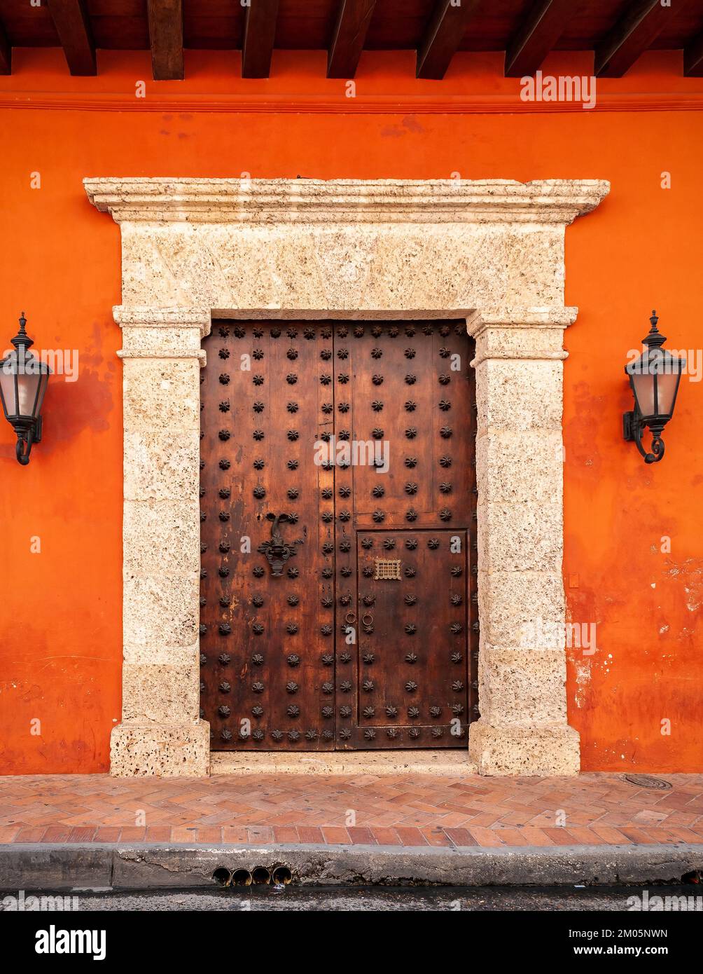 Wooden door colonial hi-res stock photography and images - Alamy