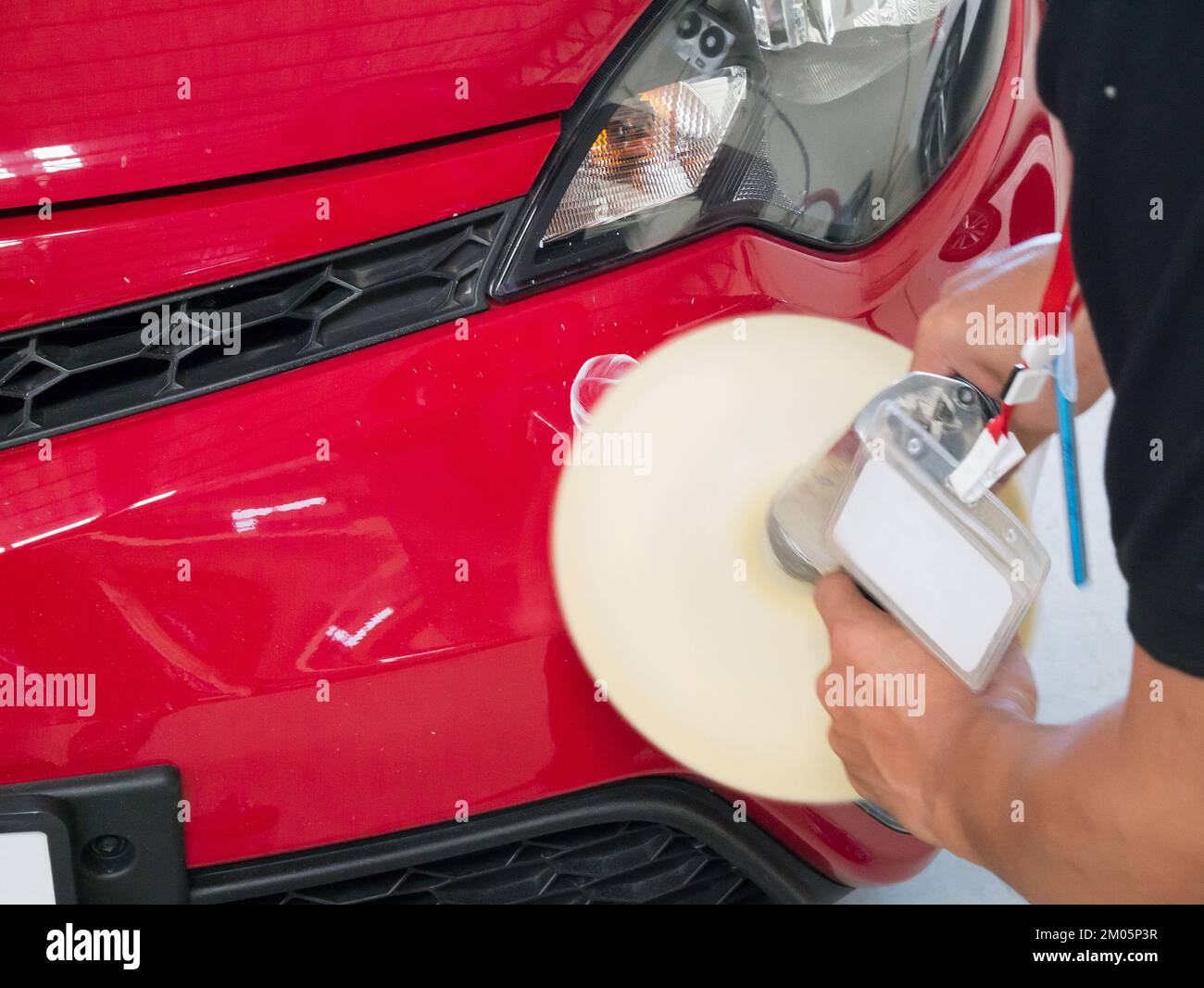 Worker cleaning the car with polishing and waxing the red car Stock ...
