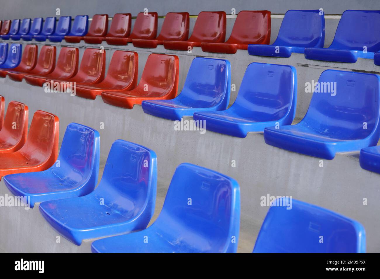 Line of empty red and blue seats Stock Photo - Alamy