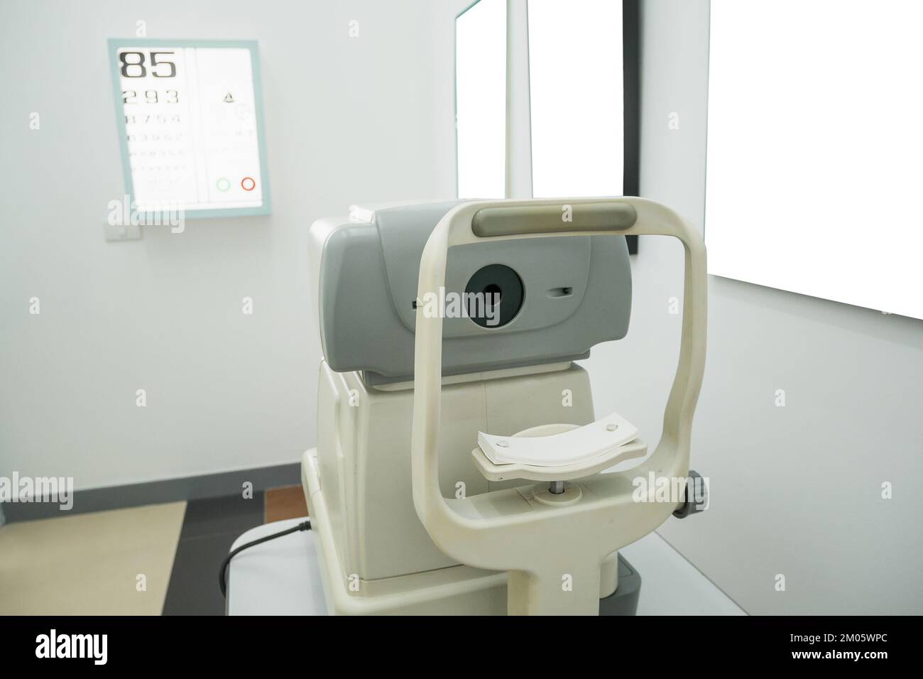 optometry eye test device machine Stock Photo - Alamy