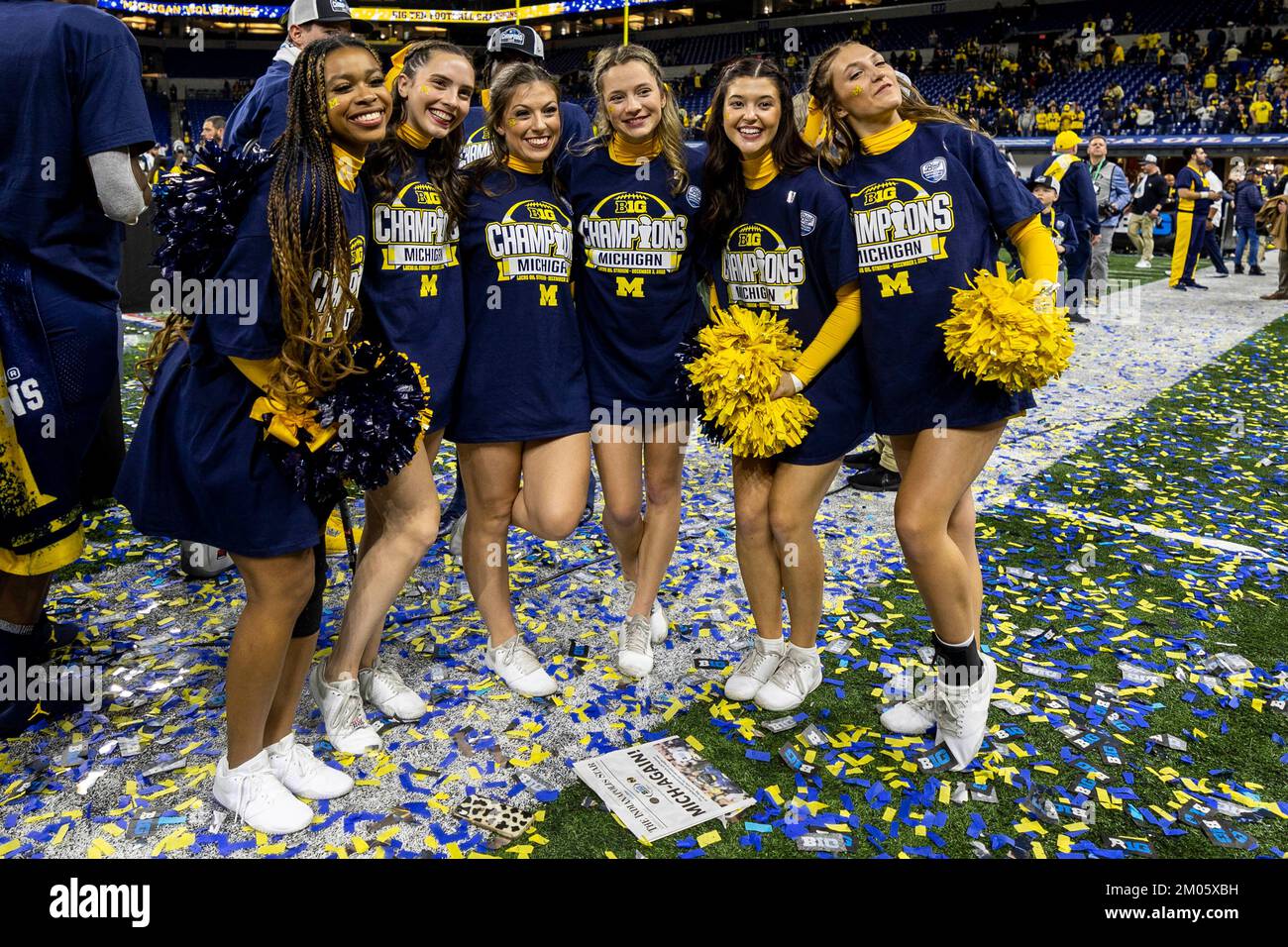 Michigan wolverines cheerleaders hi-res stock photography and images ...