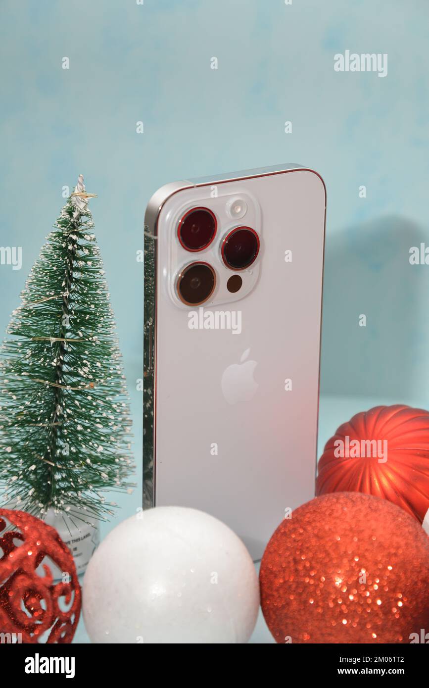 Iphone 4 pro max 2022 hi-res stock photography and images - Alamy