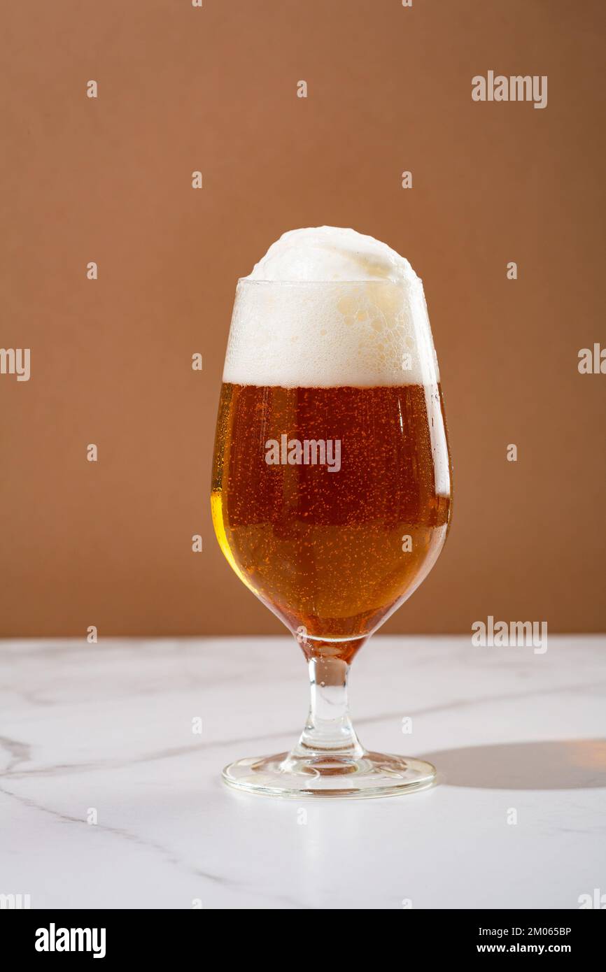 Overflowing beer foam craft alcohol background Stock Photo - Alamy