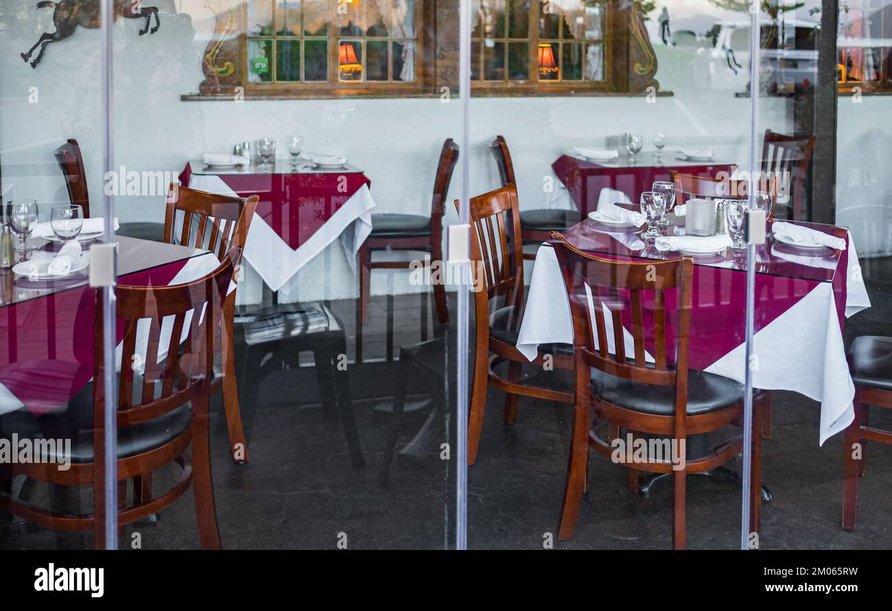 Empty outdoor restaurant hi-res stock photography and images - Alamy