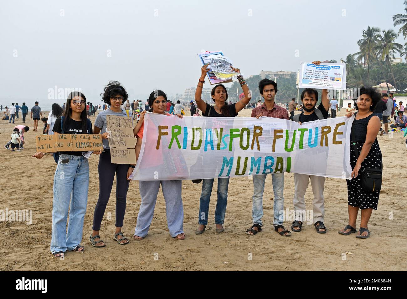 Mumbai, India. 04th Dec, 2022. Volunteers pose for a photo while ...