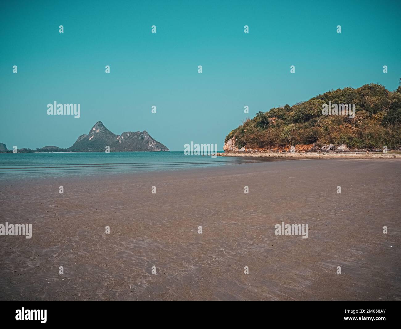 horizon scenics Calm sea blue water ocean blue sky nature background ...
