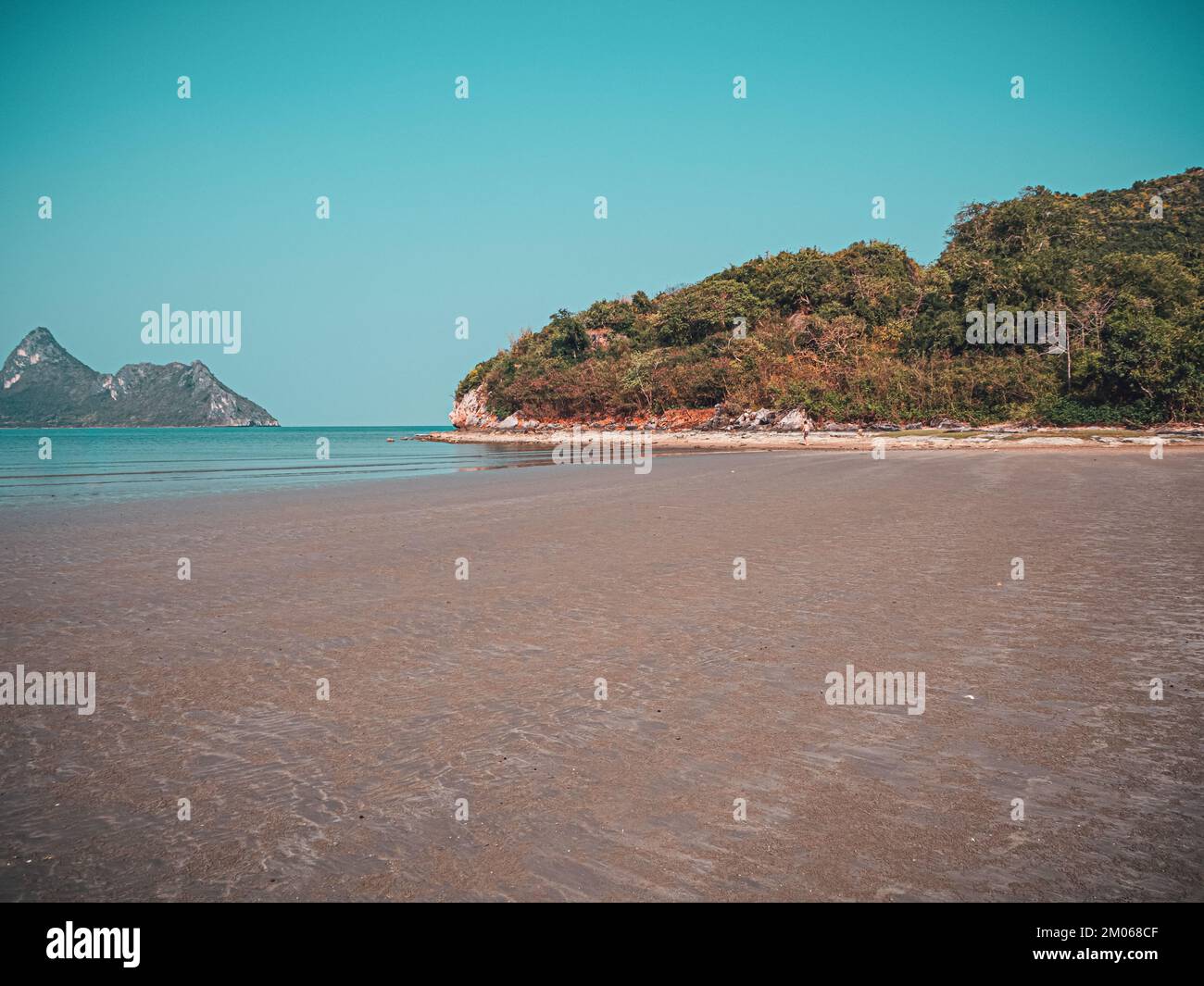 horizon scenics Calm sea blue water ocean blue sky nature background ...
