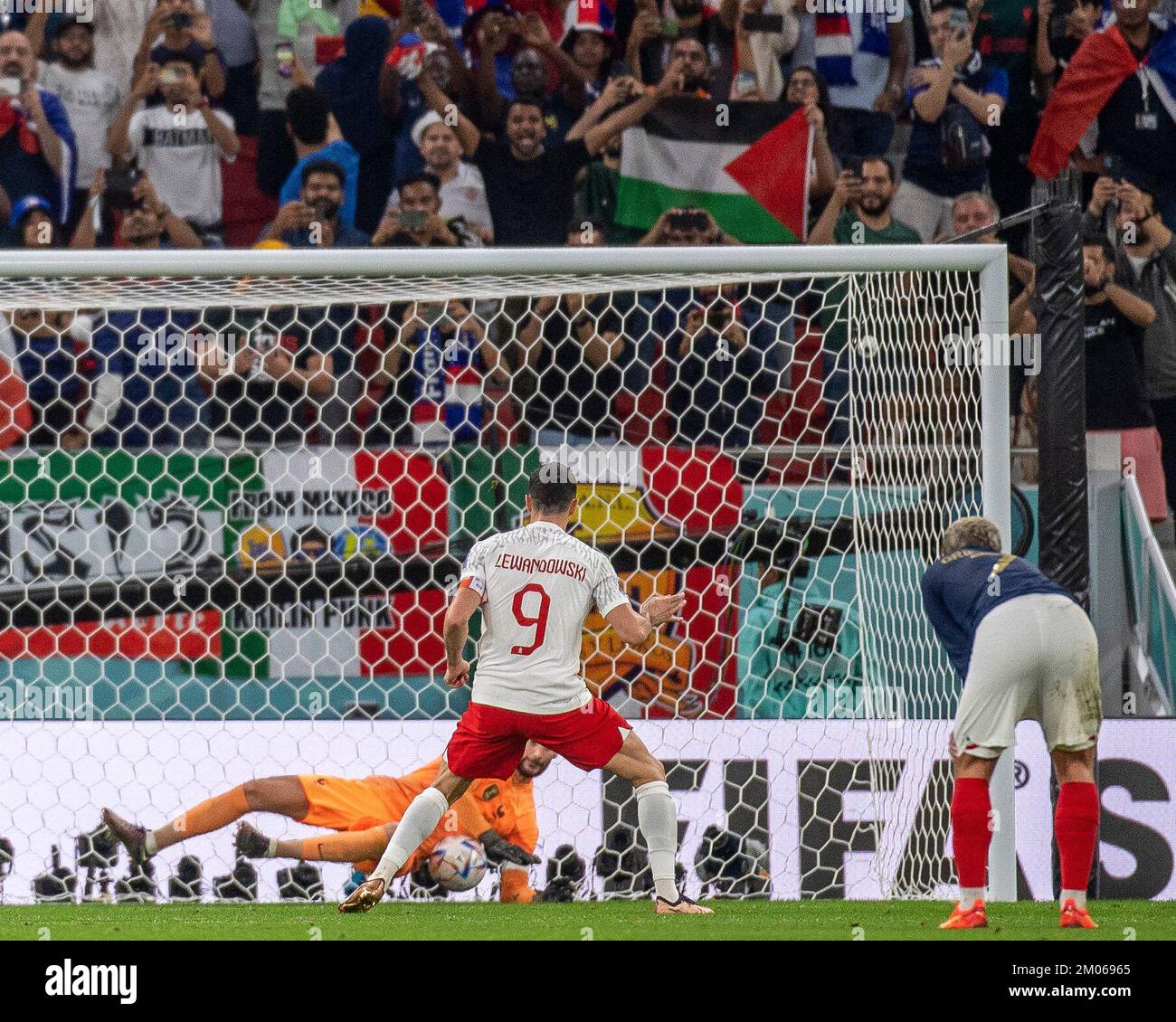 Doha, Qatar. 04th Dec, 2022. Defender of Hugo Lloris of France, Robert ...