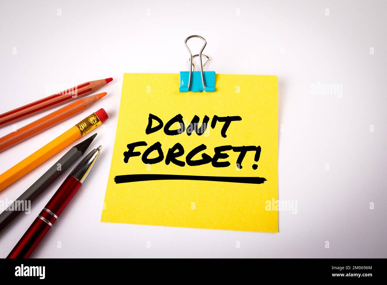 Don't Forget. Text on a yellow note paper. White office desk Stock ...