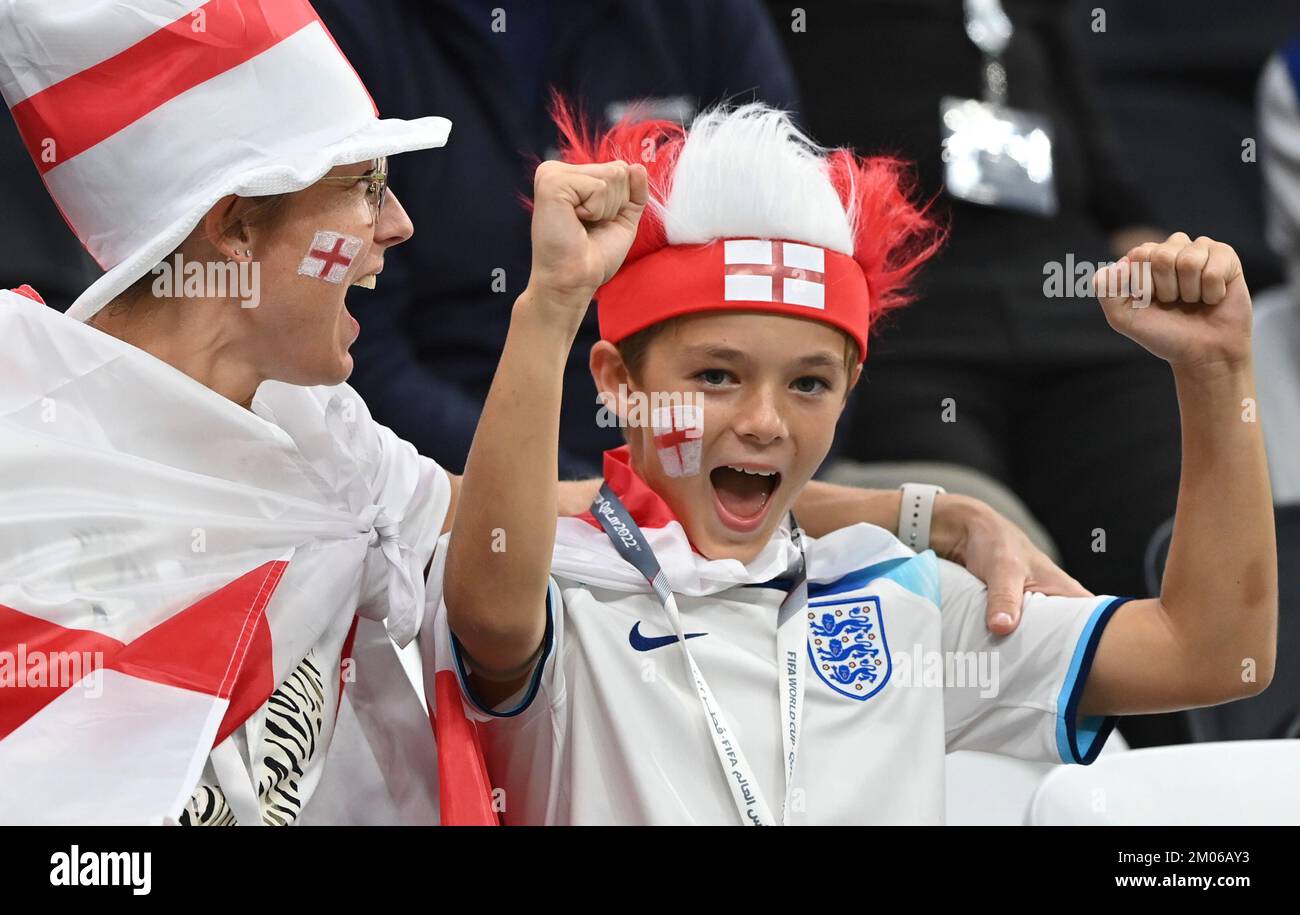 Al Khor, Qatar. 4th Dec, 2022. Fans of England cheer prior to the Round ...