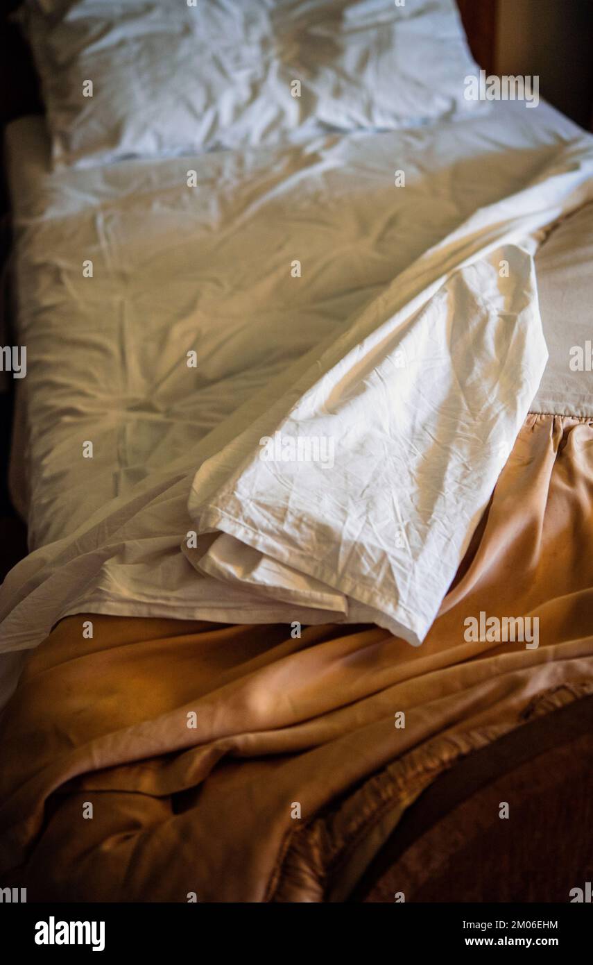 Empty bed crumpled bed sheet hi-res stock photography and images - Alamy