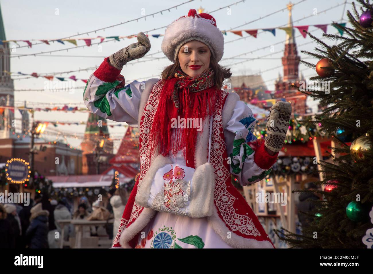 Moscow, Russia. 4th December, 2022. Stilt walker at GUM Fair in Red ...