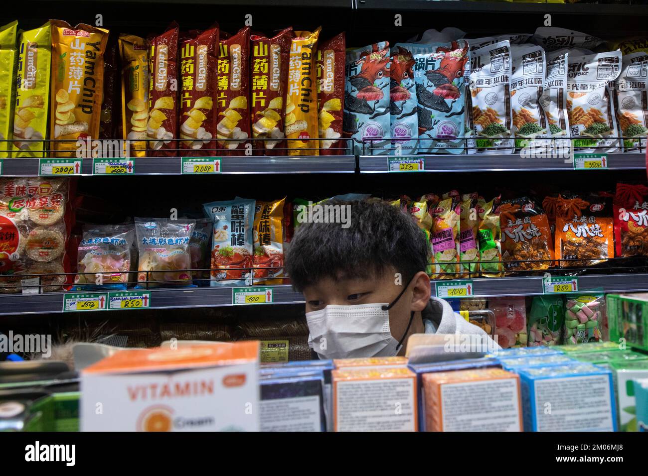 Moscow, Russia. 4th December, 2022. A Chinese young man buys groceries ...