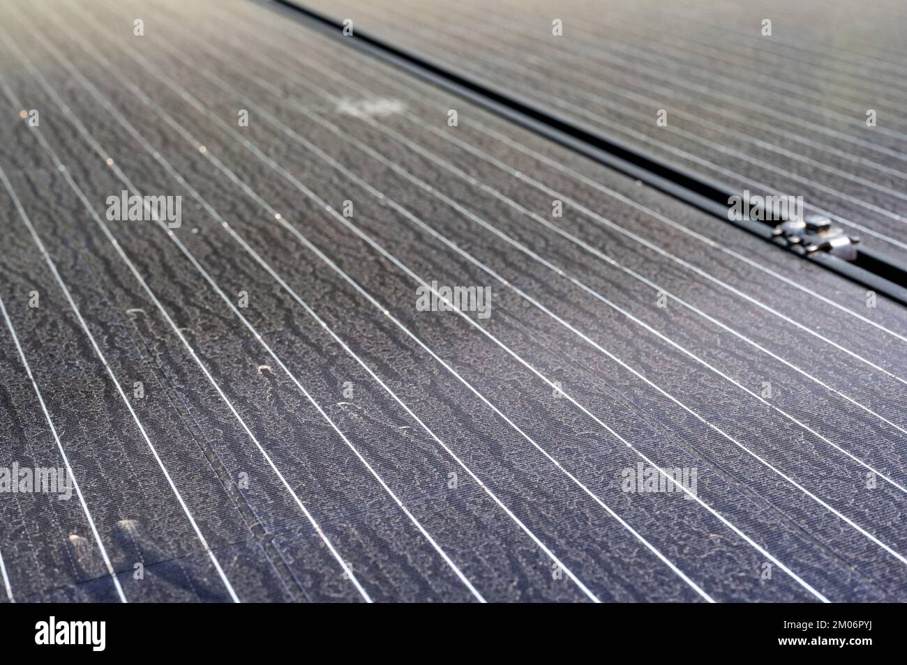 Flat laying solar panel with dust covering sections and reducing ...